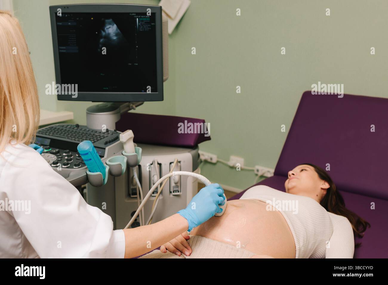 Gynecologist uses ultrasound scanner for gynecology checkup and tells ...