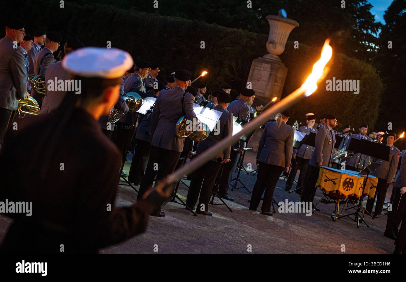 Hanover, Germany. 19th May, 2025. Musicians take part in a Bundeswehr ...