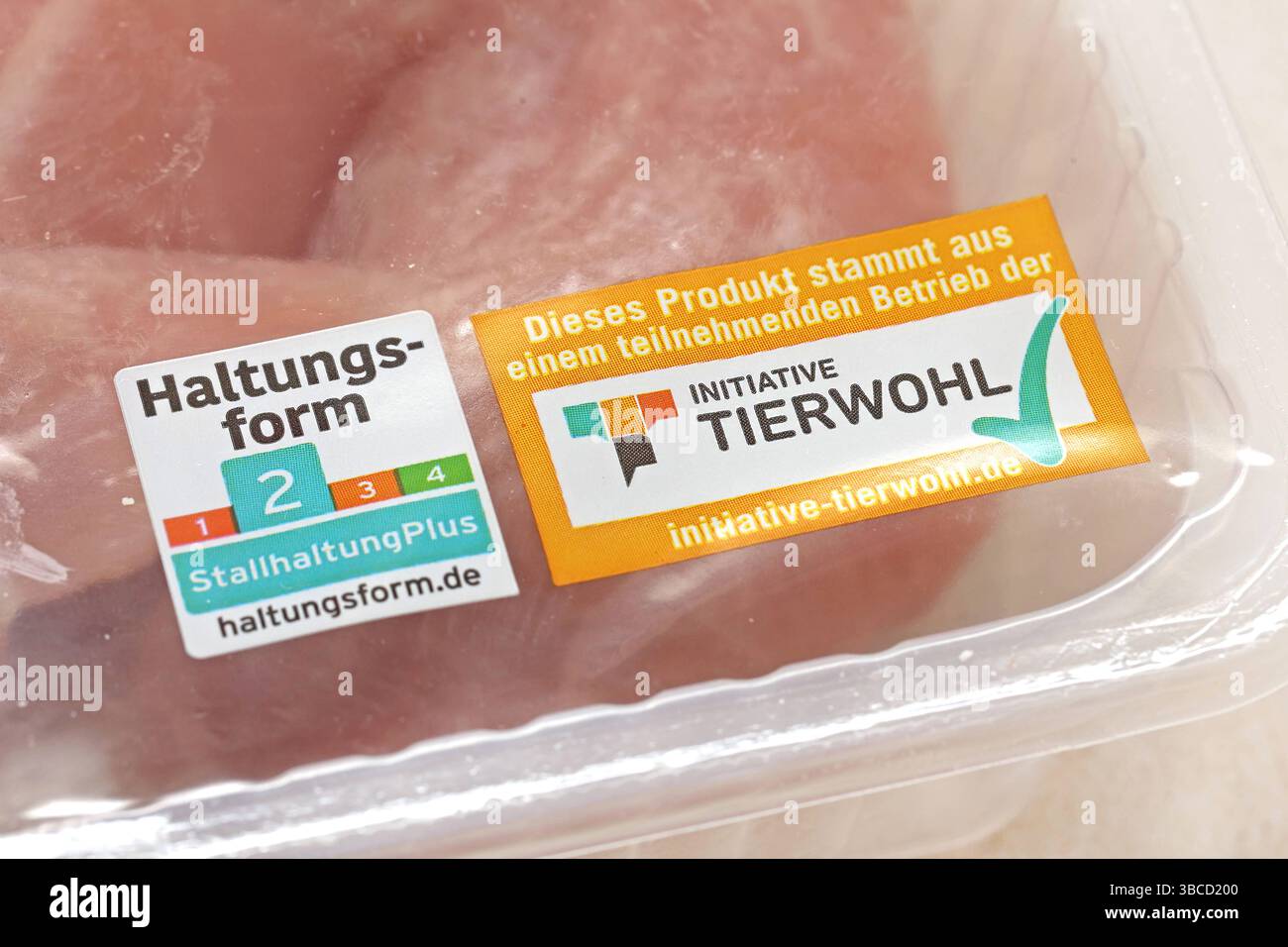 Fleisch als Lebensmittel Auf einer Kunststoffverpackung mit ...