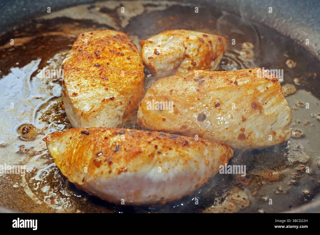 Putenfleisch aus der Massentierhaltung Mit mildem Paprika gewürztes ...