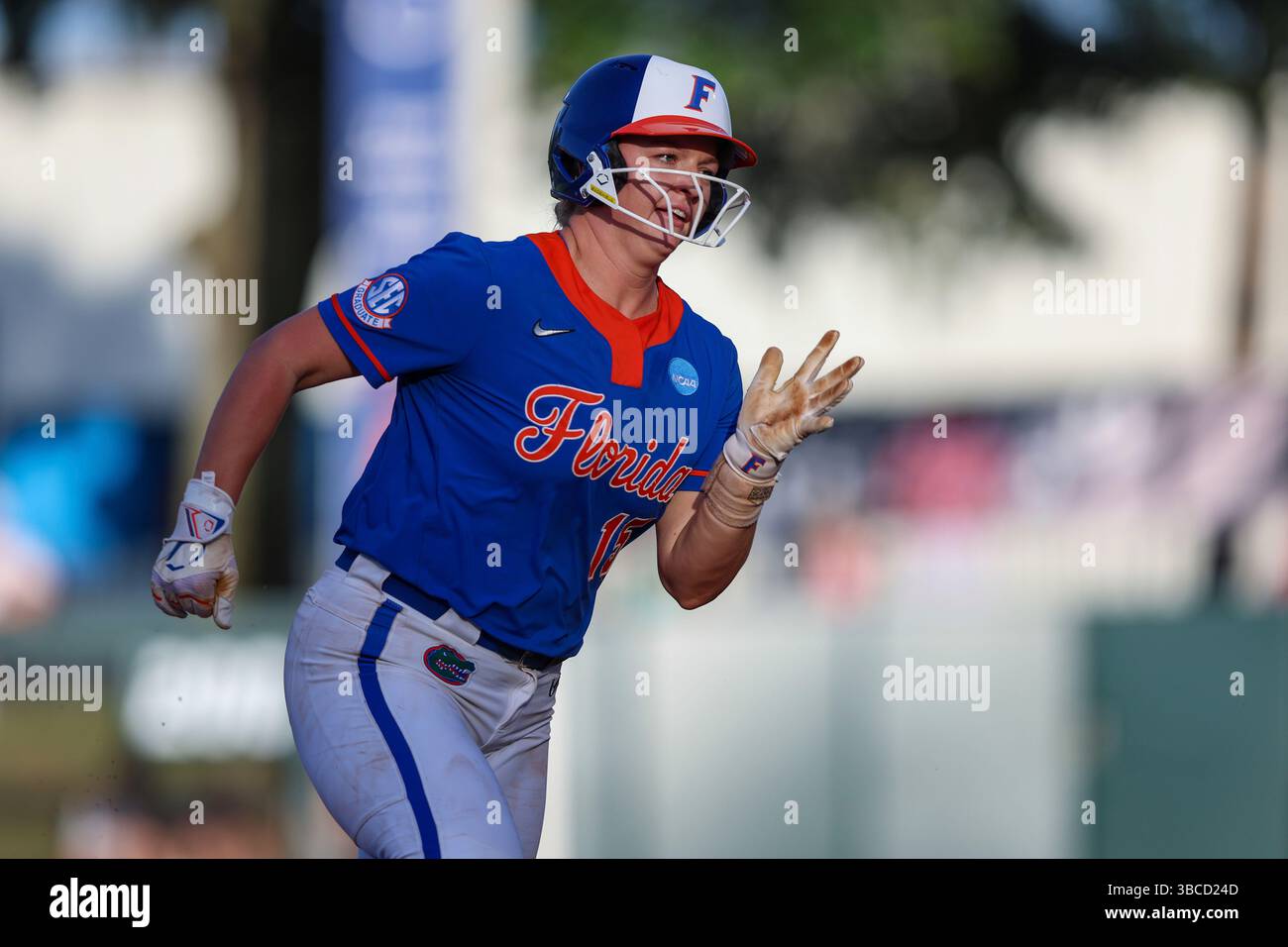 Florida infielder Reagan Walsh (15) rounds third base during an NCAA ...