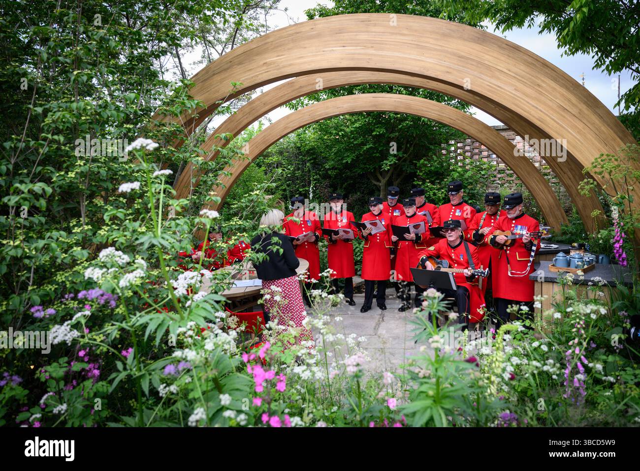 London, UK. 19 May 2025. Chelsea Pensioners sing at the London Square ...