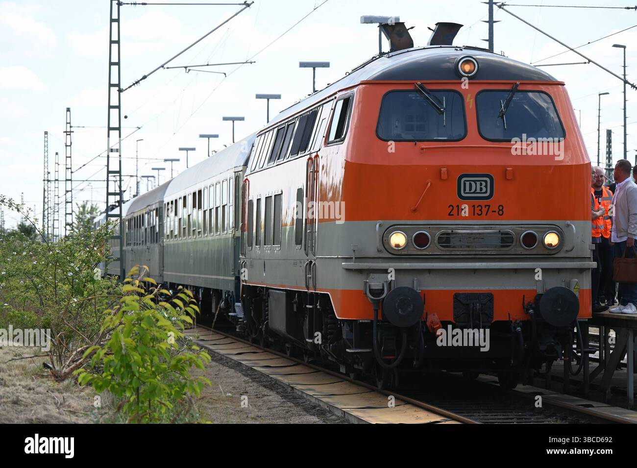 Eine historische S-Bahn mit Diesellokomotive, Triebfahrzeug der ...