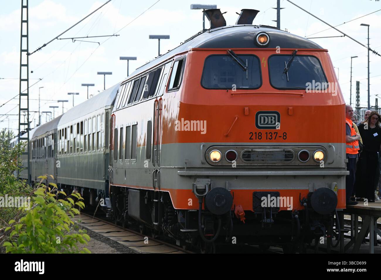 Eine historische S-Bahn mit Diesellokomotive, Triebfahrzeug der ...