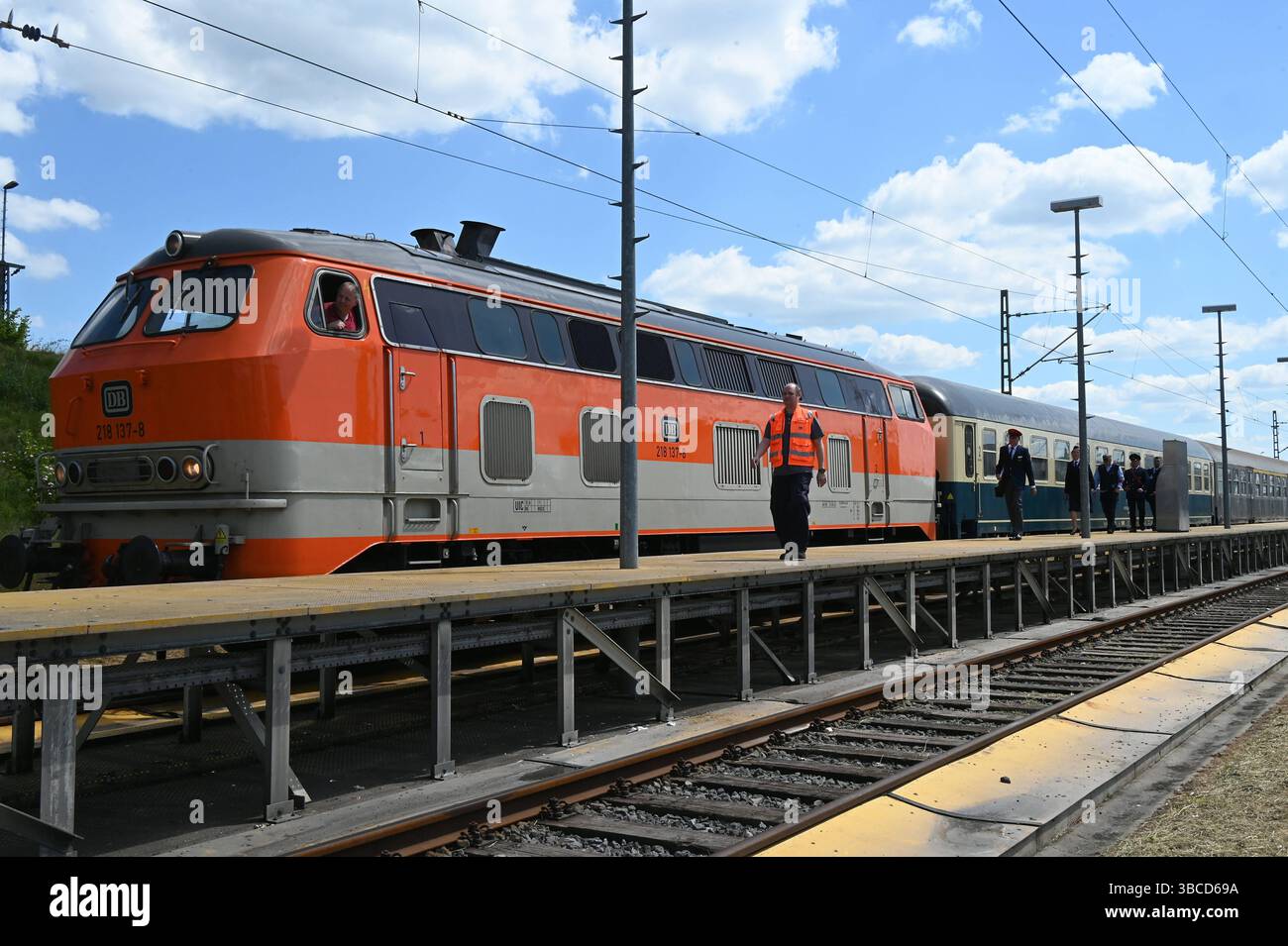 Eine historische S-Bahn mit Diesellokomotive, Triebfahrzeug der ...