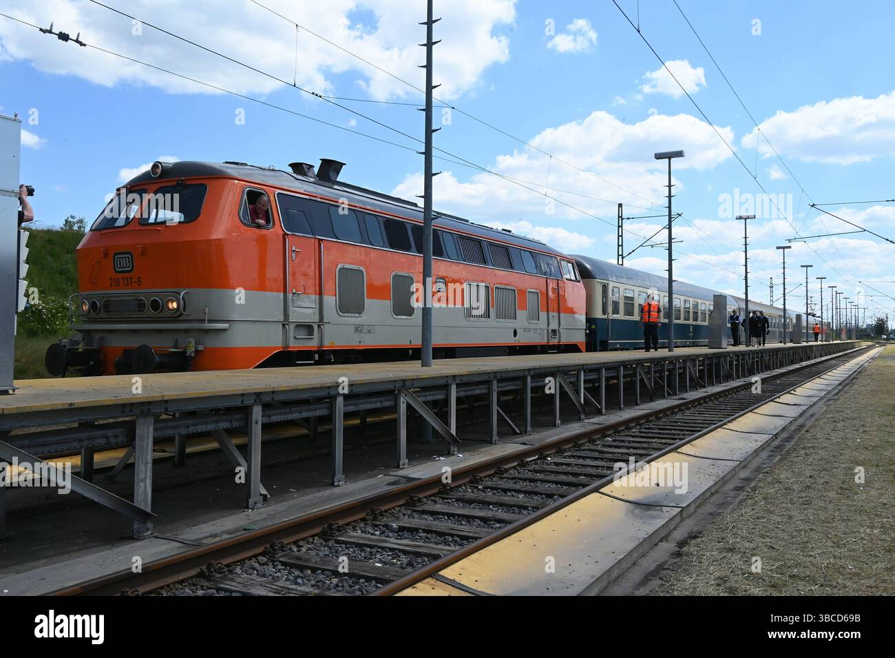 Eine historische S-Bahn mit Diesellokomotive, Triebfahrzeug der ...