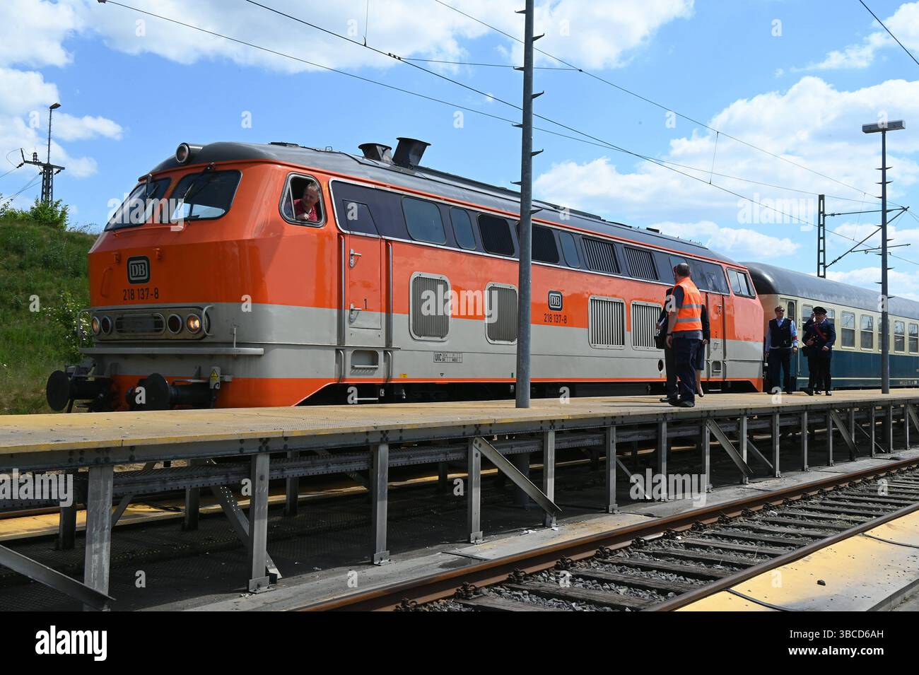 Eine historische S-Bahn mit Diesellokomotive, Triebfahrzeug der ...