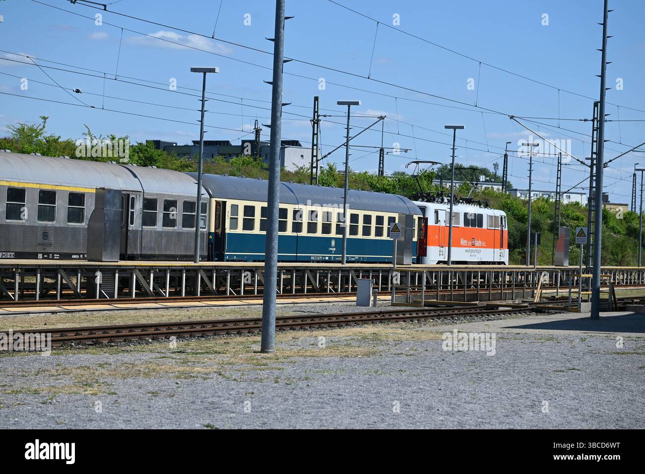 Eine historische S-Bahn mit Diesellokomotive, Triebfahrzeug der ...