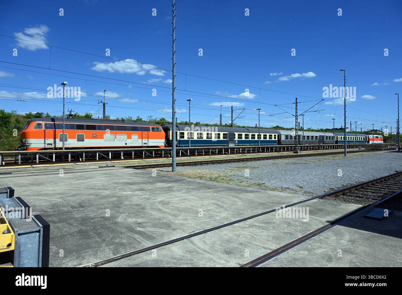 Eine historische S-Bahn mit Diesellokomotive, Triebfahrzeug der ...