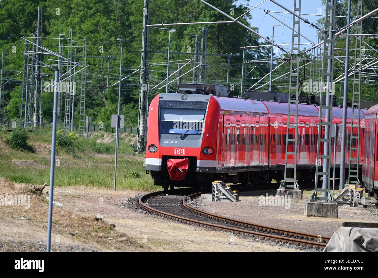 S-Bahn der Deutschen Bahn DB steht auf einem Gleis *** Deutsche Bahn DB ...