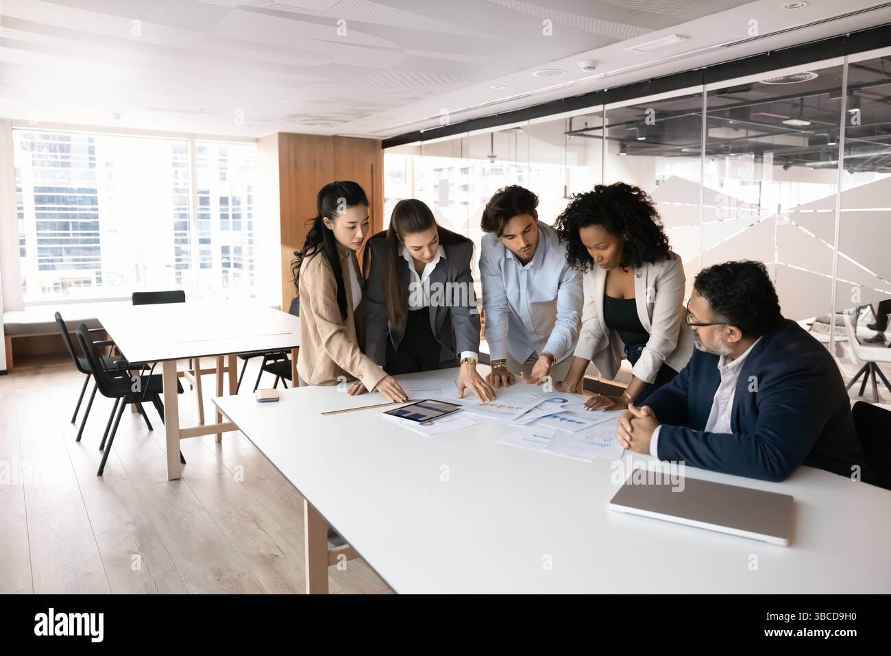 Analyzing five professionals reviewing hi-res stock photography and ...