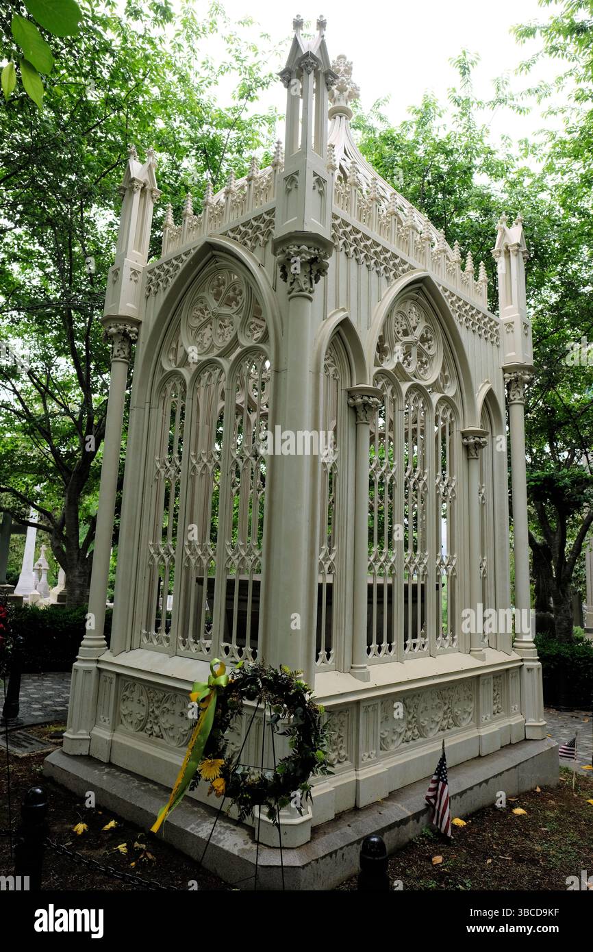 US President James Monroe tomb and burial place in Hollywood Cemetery ...