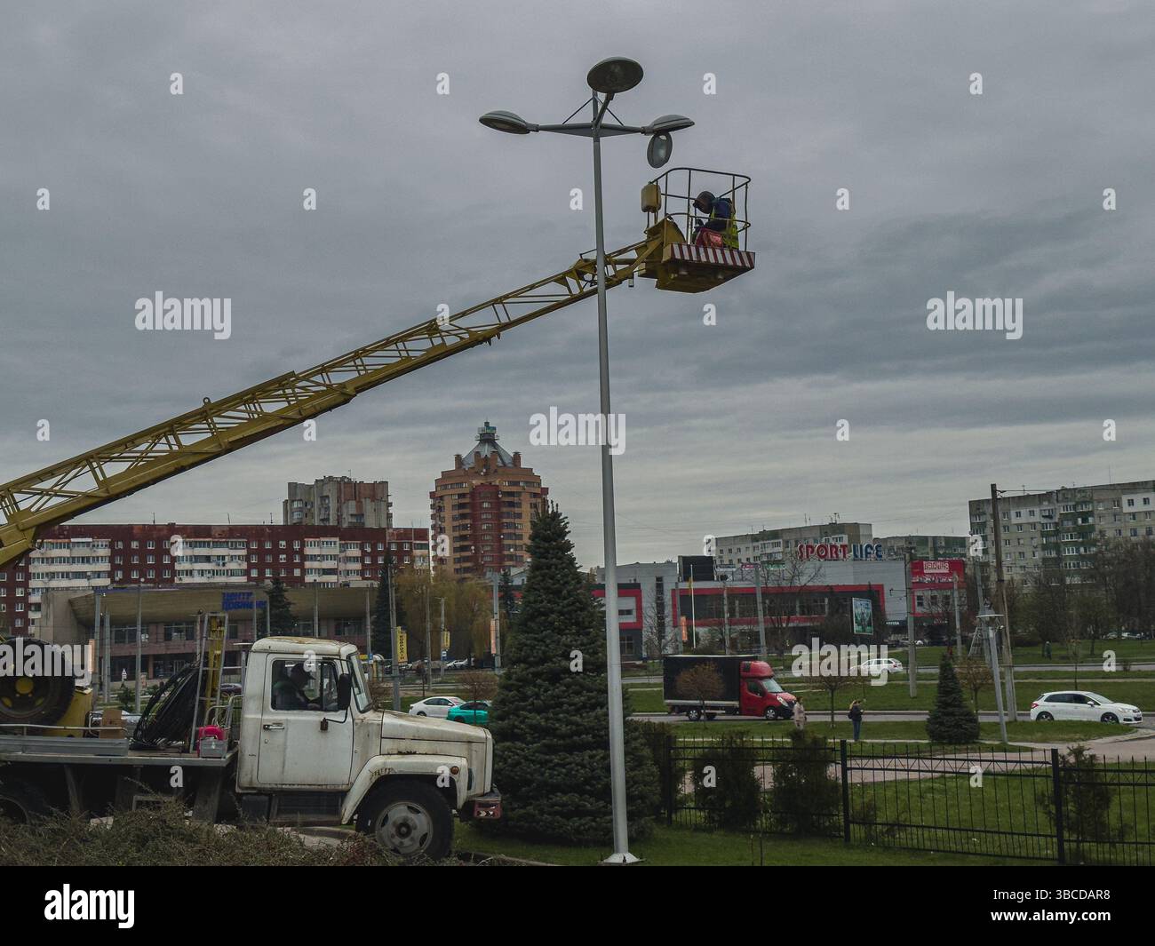 Cherry picker elevates hi-res stock photography and images - Alamy