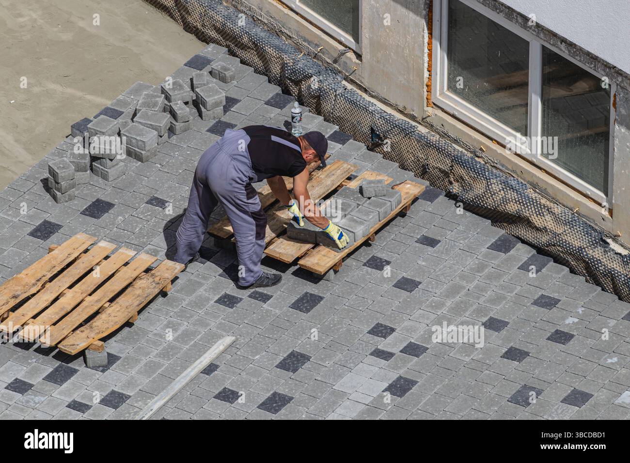 Construction worker carefully positions hi-res stock photography and images - Alamy