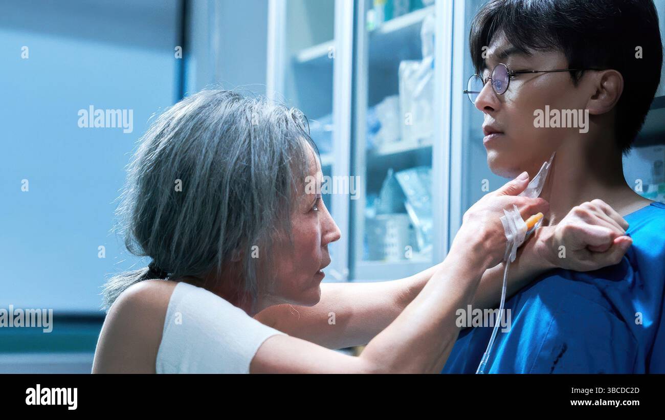 THE OLD WOMAN WITH THE KNIFE, (aka PAGWA), from left: LEE Hye-yeong ...