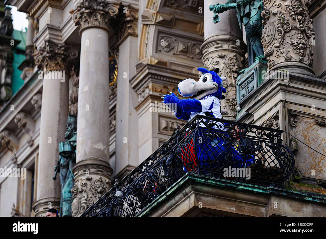 Hamburg, Deutschland. 19th May, 2025. Maskottchen Dino Hermann GER ...