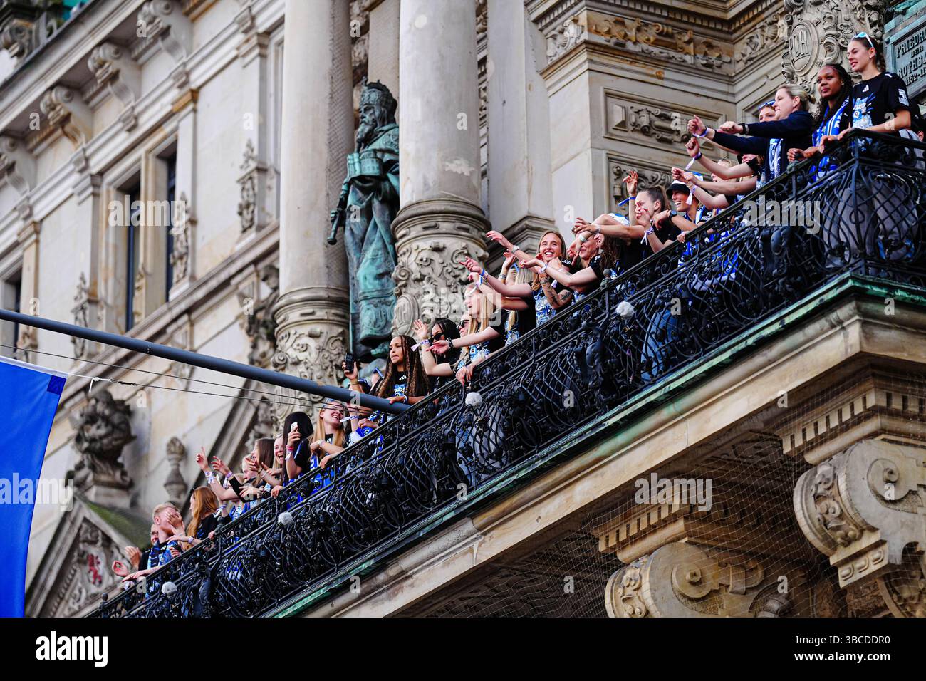 Hamburg, Deutschland. 19th May, 2025. Hamburger SV Frauen auf ...