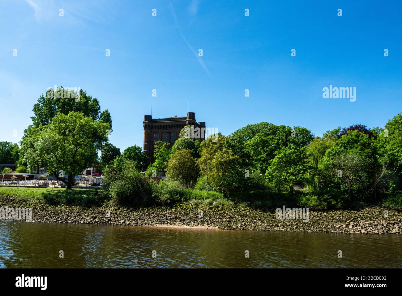 Bremen, die Umgedrehte Komode an der Weser 11.05.2025, Bremen Weser ...