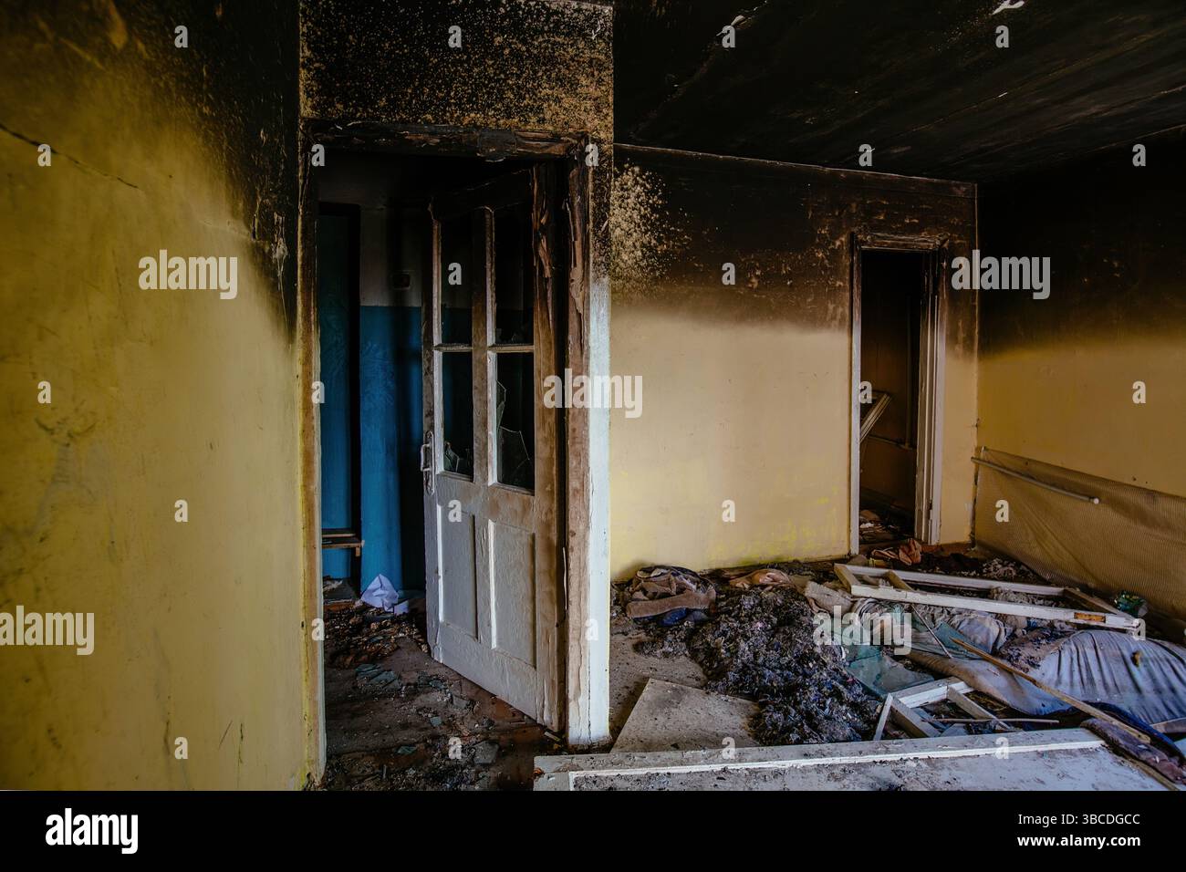 Aftermath of fire. Burnt room interior Stock Photo - Alamy
