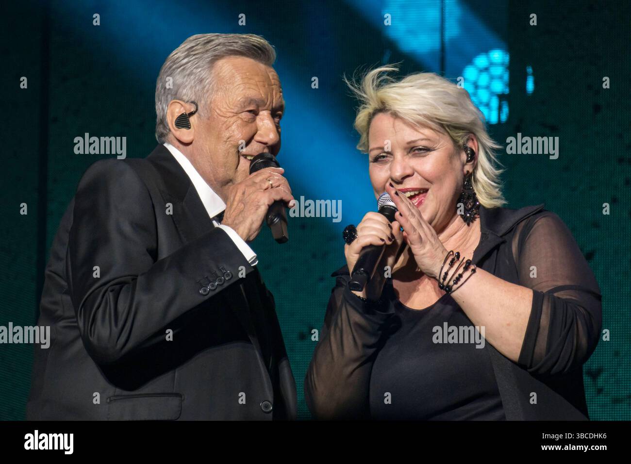 Saenger Roland Kaiser und Background Saengerin Christiane Eiben am 14. ...