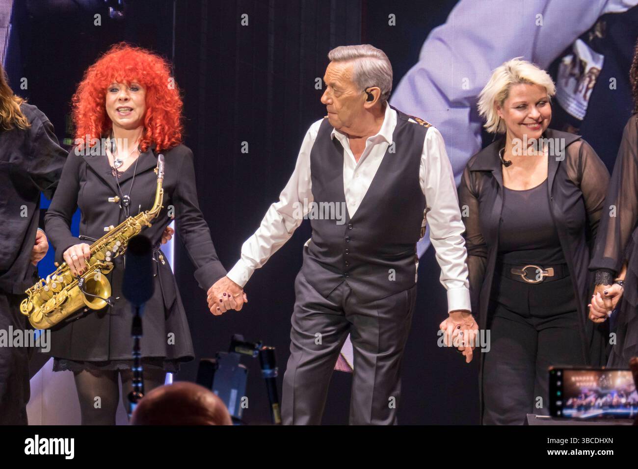 Saenger Roland Kaiser und Saxophonistin Tina Tandler und Background ...