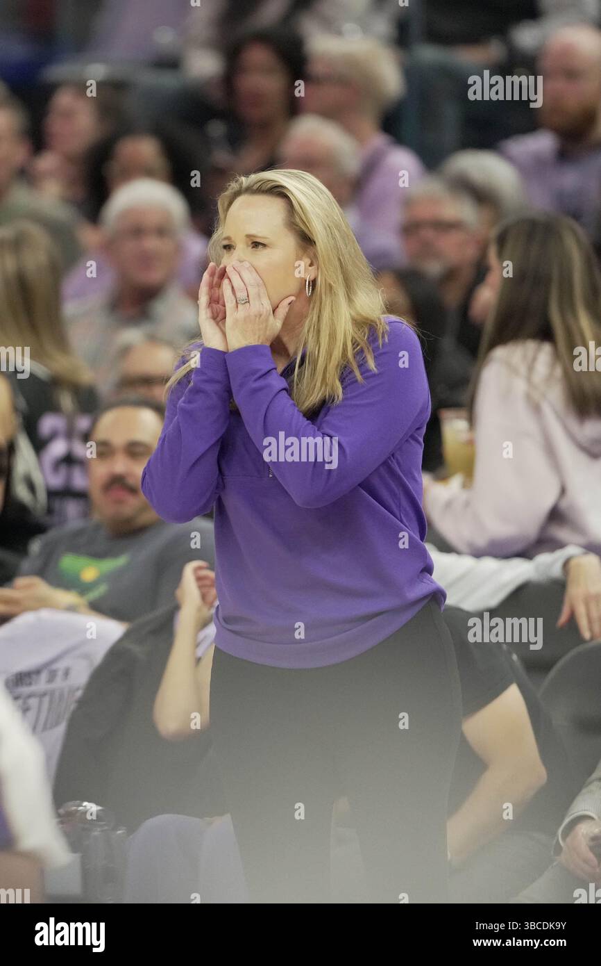 LA Sparks head coach Lynne Roberts talking with her players during ...