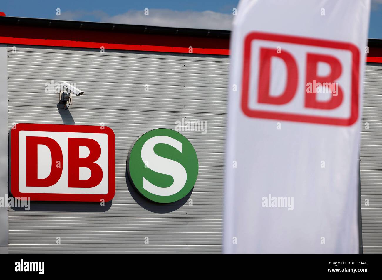 Das Logo der Deutschen Bahn DB und der S-Bahn bei den Feierlichkeiten ...