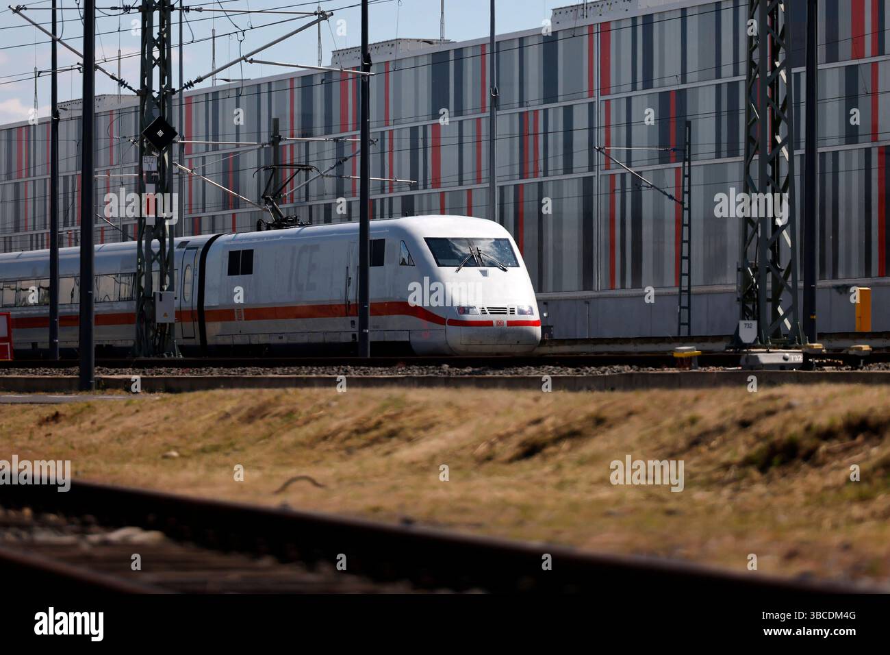 Ein ICE der DB bei der Ausfahrt aus dem Stellwerk bei den ...