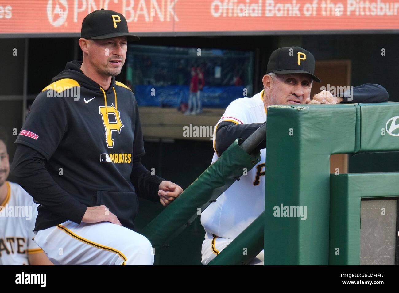 Pittsburgh Pirates manager Don Kelly, left, stands in the dugout next ...