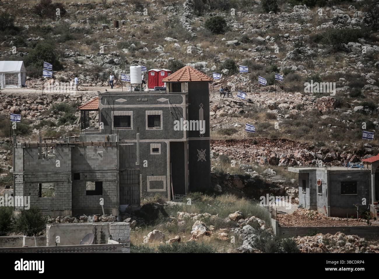 Salfit, Palestine. 19th May, 2025. Jewish settlers raise Israeli flags ...