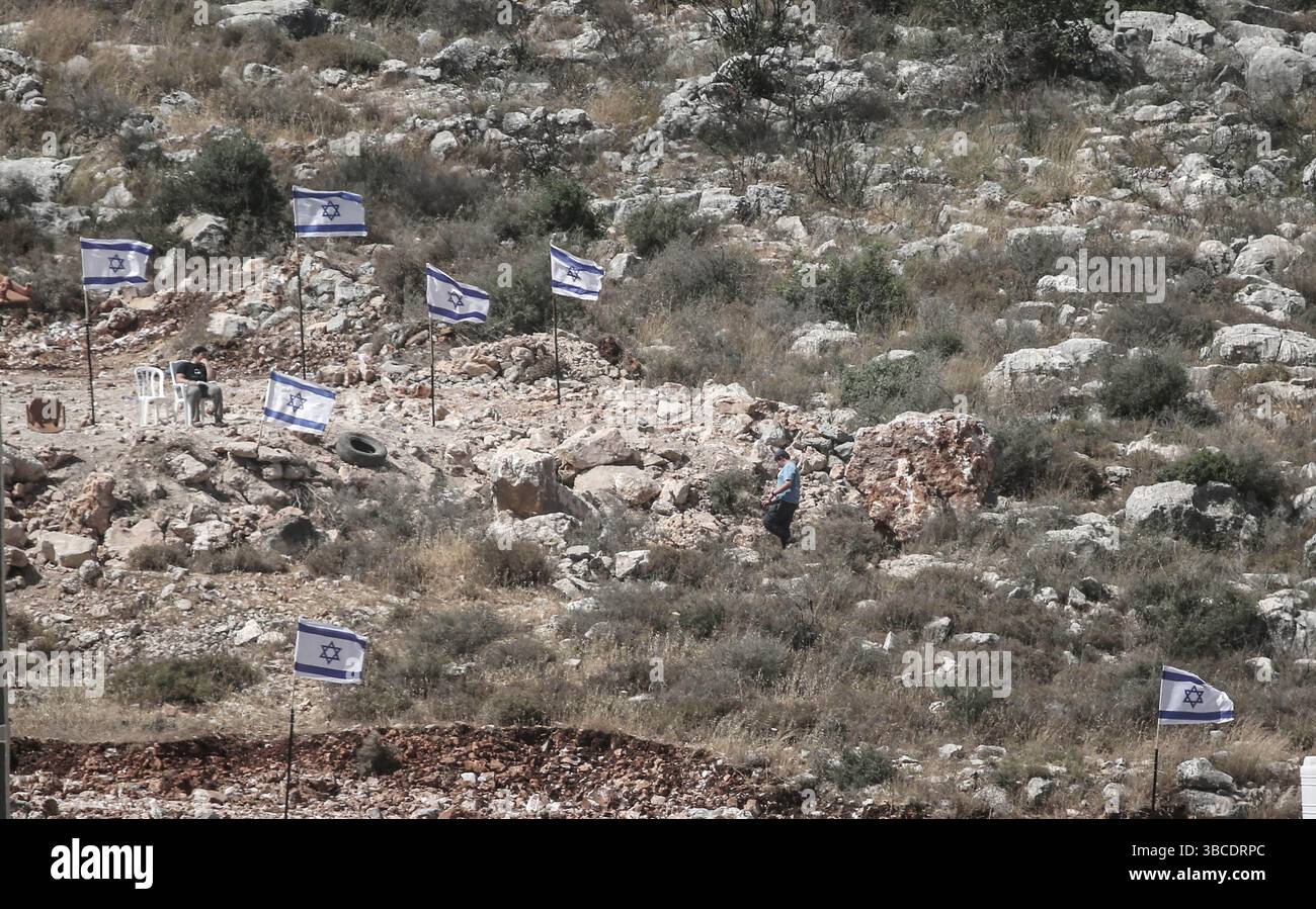 Salfit, Palestine. 19th May, 2025. Jewish settlers raise Israeli flags ...