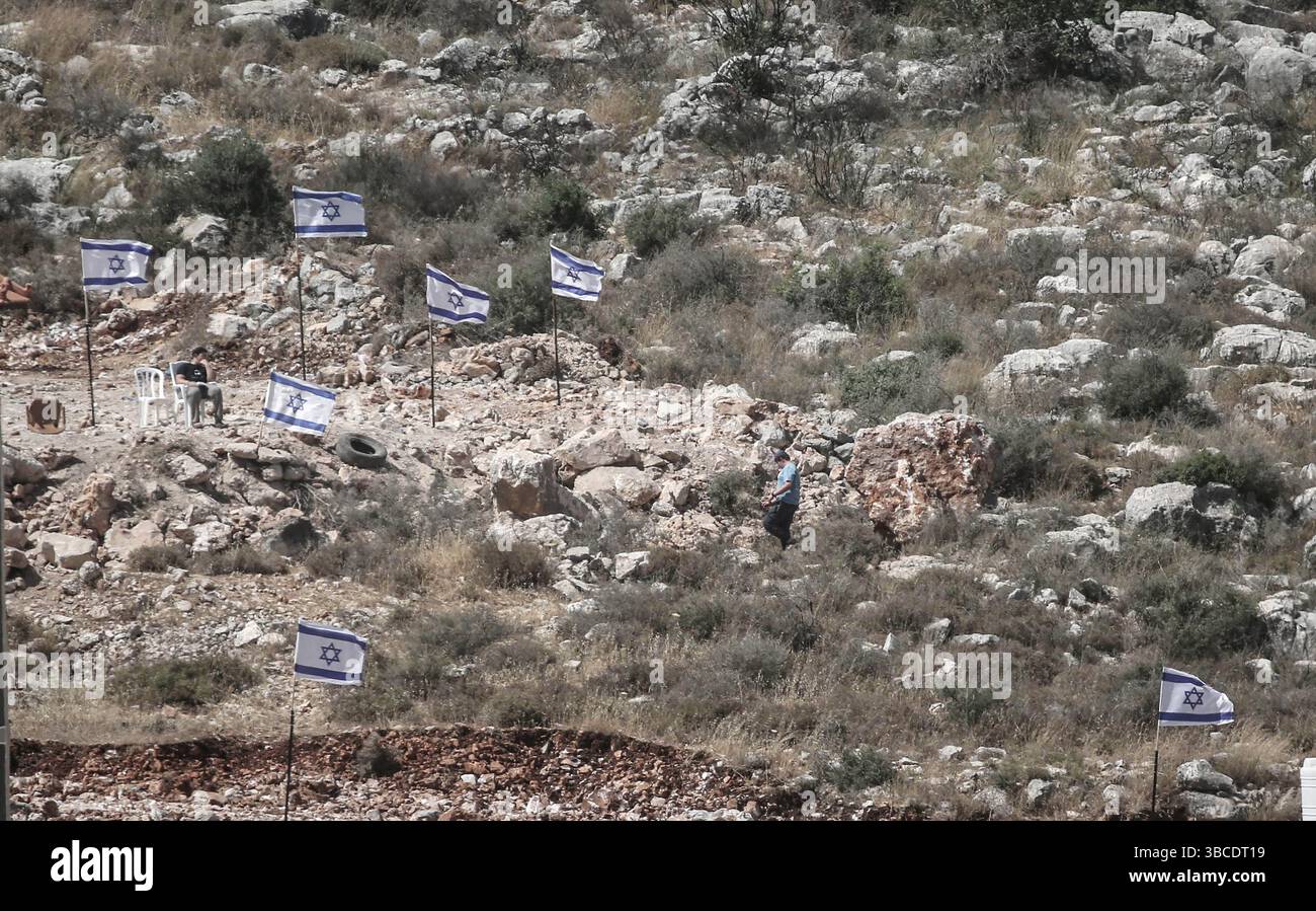 Salfit, Palestine. 19th May, 2025. Jewish settlers raise Israeli flags ...