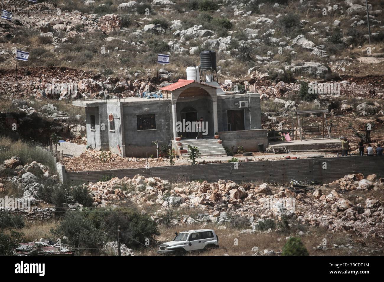 Salfit, Palestine. 19th May, 2025. Jewish settlers raise Israeli flags ...