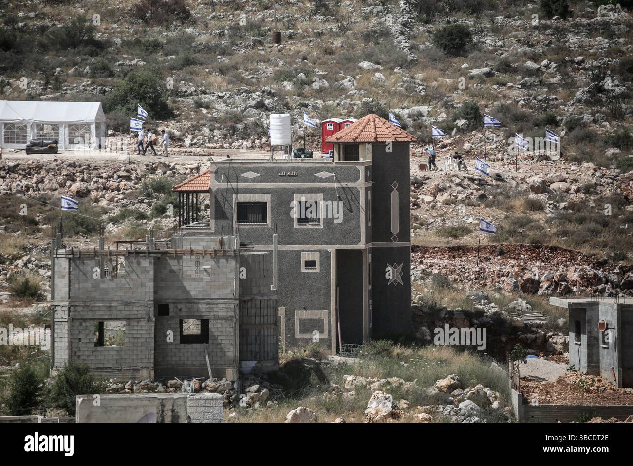 Salfit, Palestine. 19th May, 2025. Jewish settlers raise Israeli flags ...