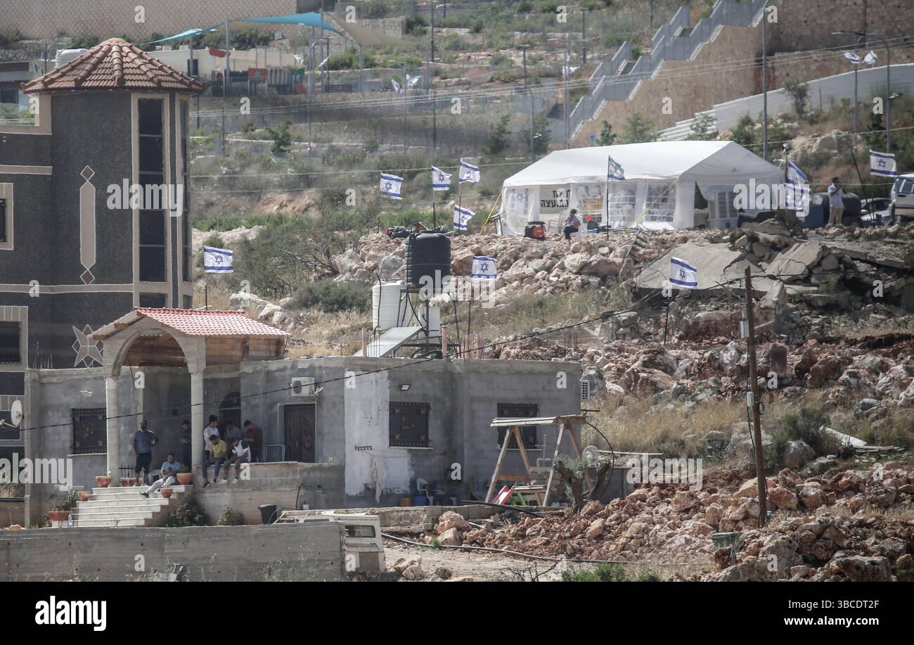 Salfit, Palestine. 19th May, 2025. Jewish settlers raise Israeli flags ...