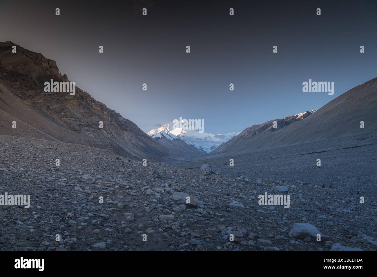Mount Everest and stacked Mani stones near the north side of Everest ...