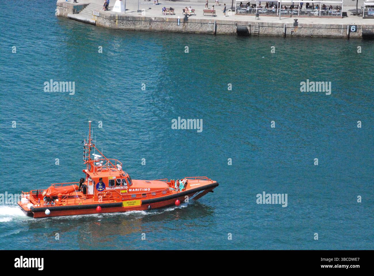 Tour boat ship loading hi-res stock photography and images - Alamy