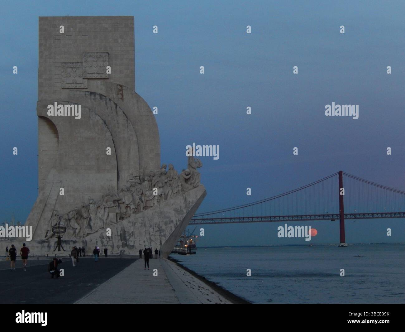 City traffic on lisbon bridge hi-res stock photography and images - Alamy