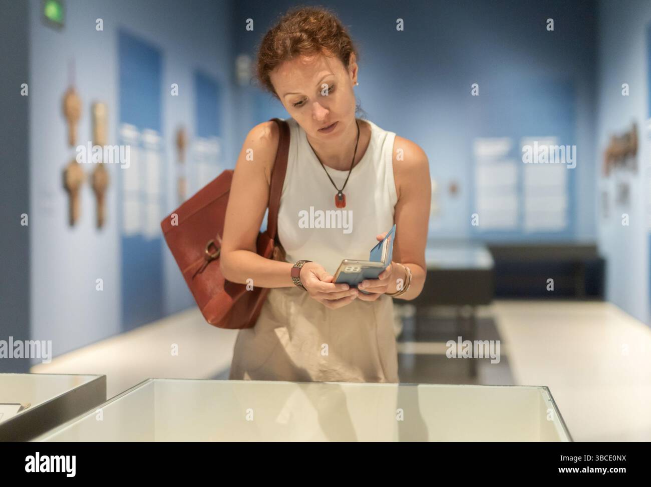 Woman phone looking museum hi-res stock photography and images - Alamy