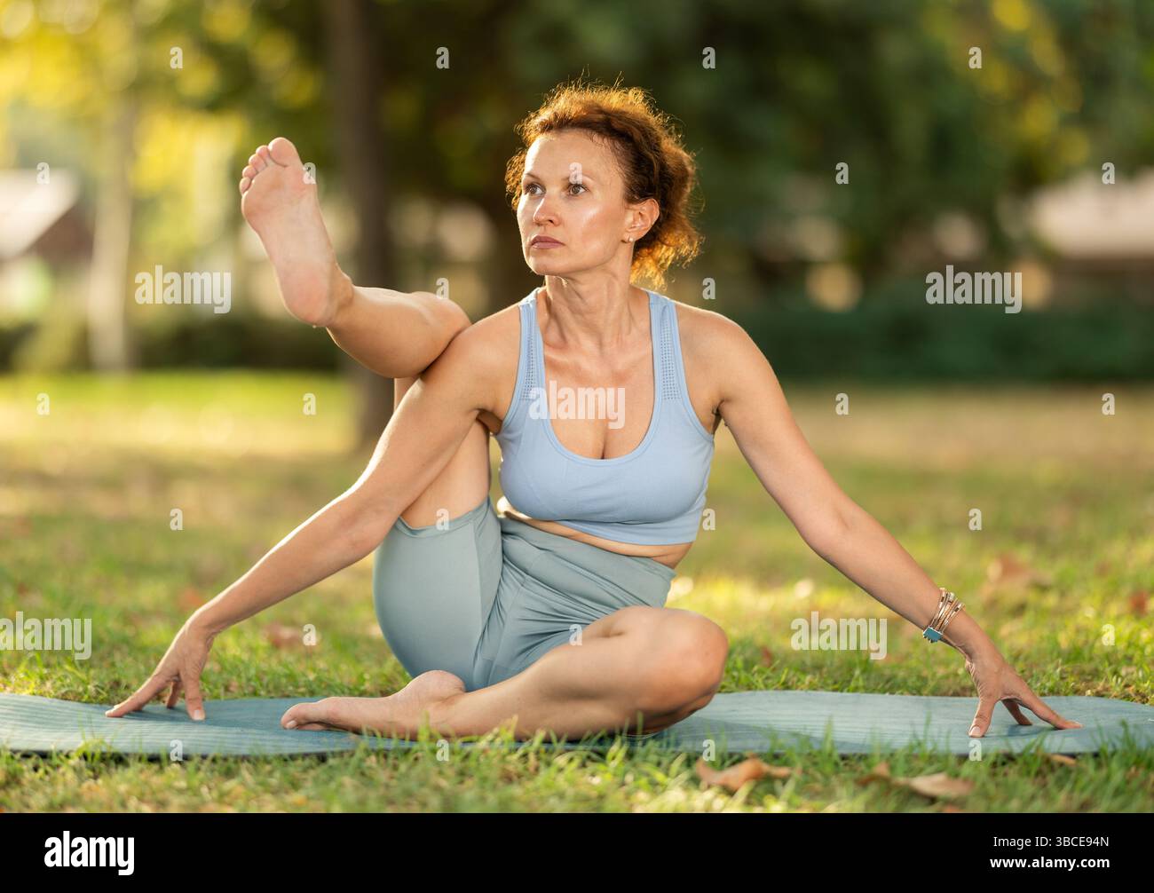 Frog pose hi-res stock photography and images - Alamy