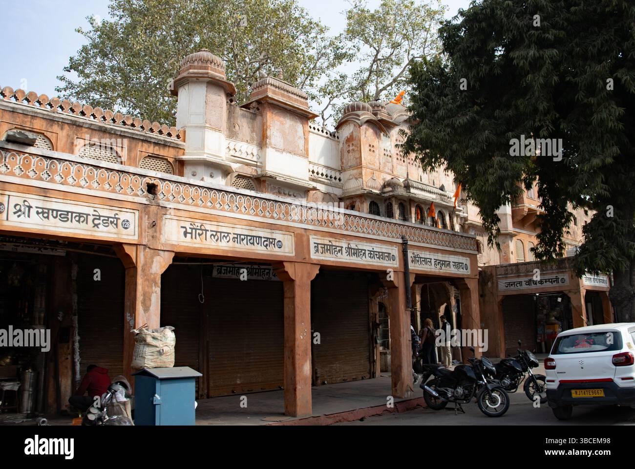 JAIPUR, RAJASTHAN, INDIA - FEBRUARY 3, 2024 typical building and ...
