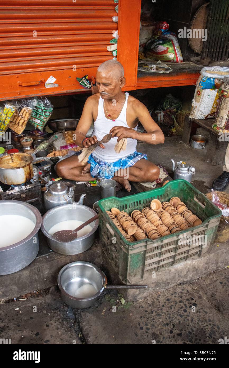 KOLKATA, WEST BENGAL, INDIA - FEBRUARY 20, 2024 chaiwala making ...