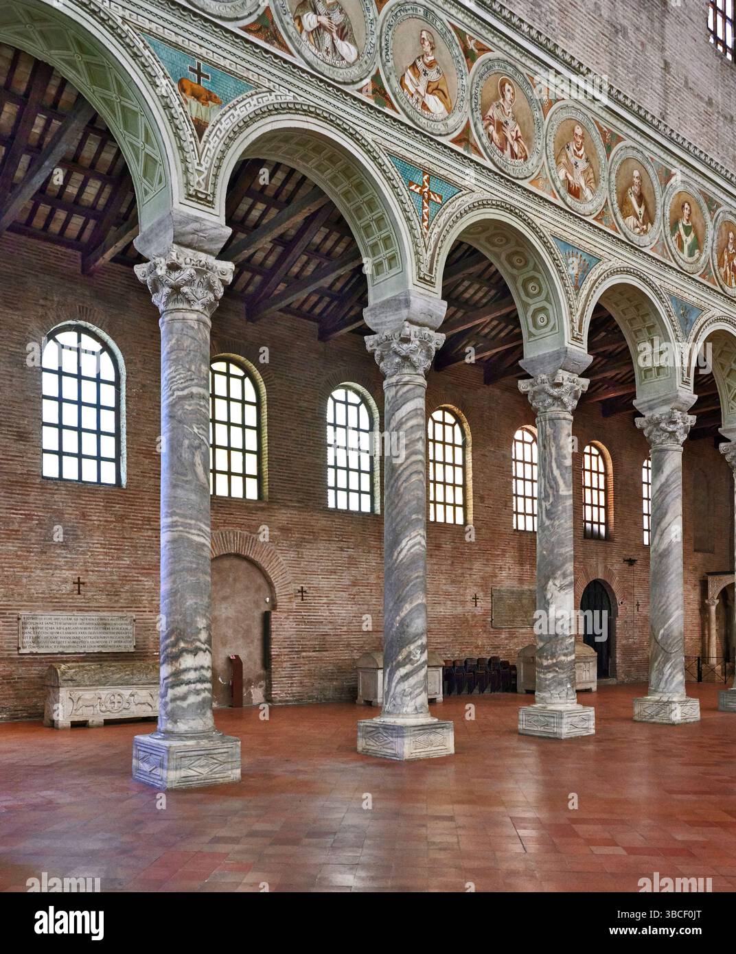 particolare della navata centrale - Ravenna ,basilica di S. Apollinare ...