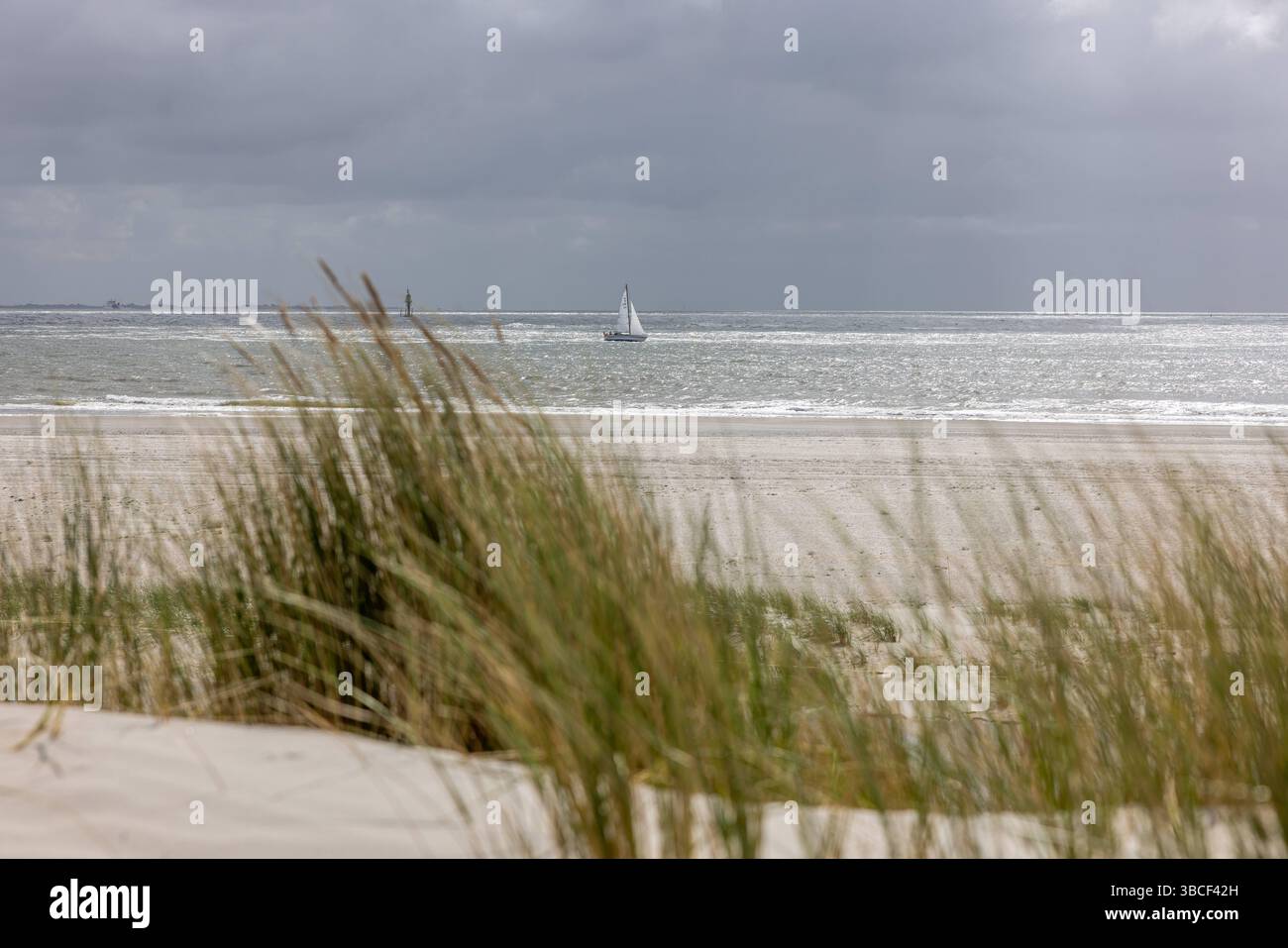 Norderney. 12 MAI 2025. Segelschiff vor dem Weststrand von Norderney ...