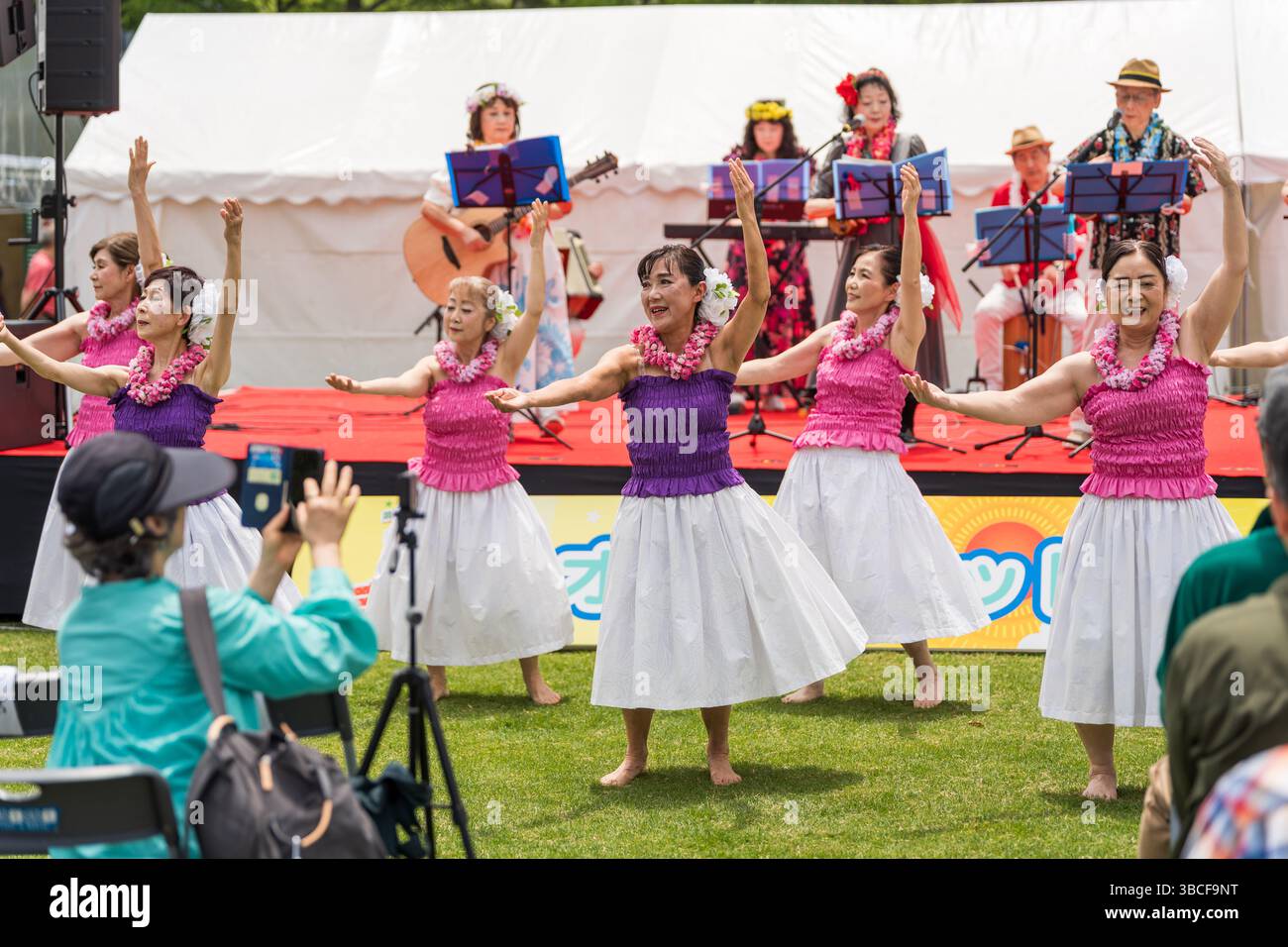 'Oli 'Oli Hawaiian Hula Studio performing Hawaiian Hula dance on the On ...