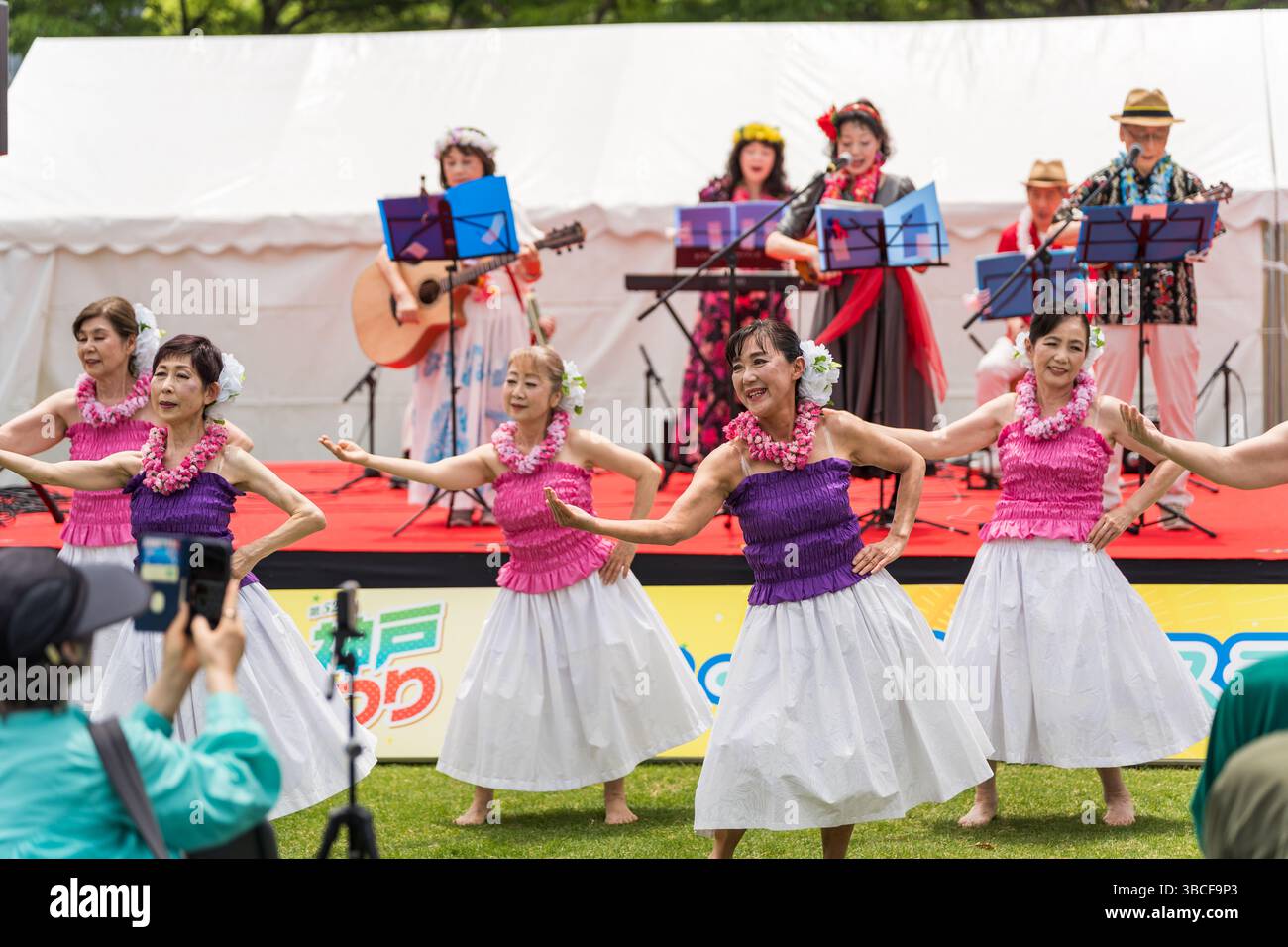 'Oli 'Oli Hawaiian Hula Studio performing Hawaiian Hula dance on the On ...