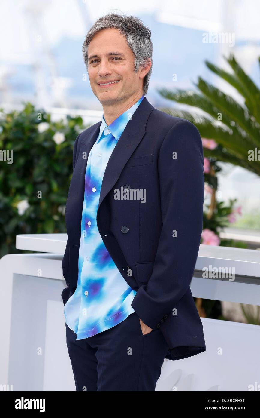 Cannes, Frankreich. 19th May, 2025. Gael Garcia Bernal poses at the ...