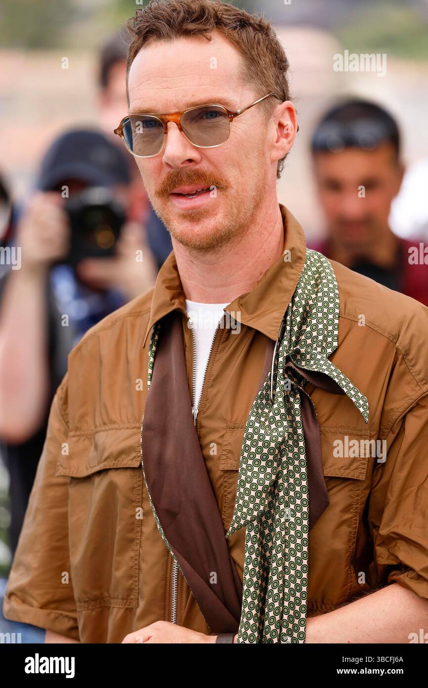 Cannes, Frankreich. 19th May, 2025. Benedict Cumberbatch poses at the ...