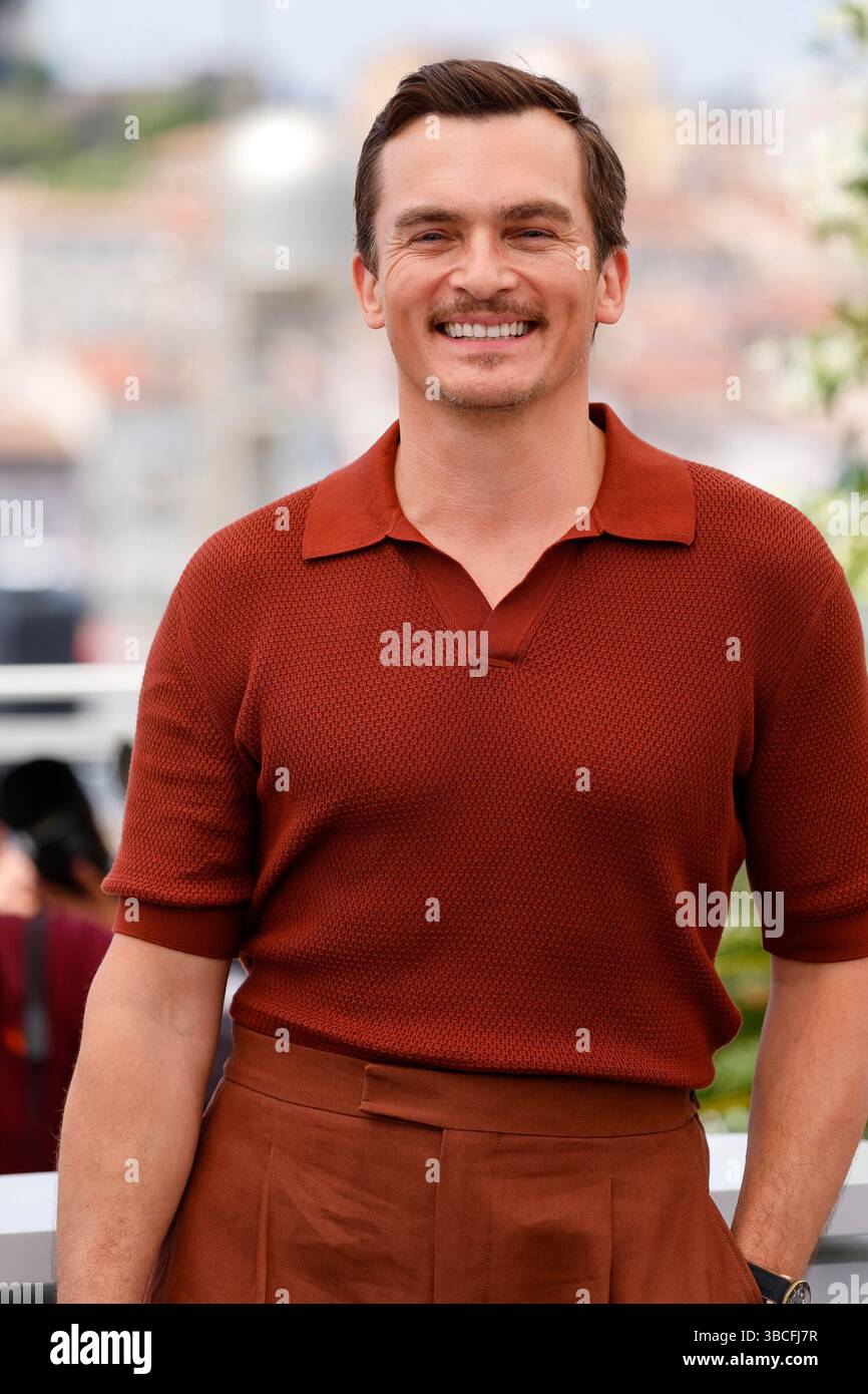 Cannes, Frankreich. 19th May, 2025. Rupert Friend poses at the ...