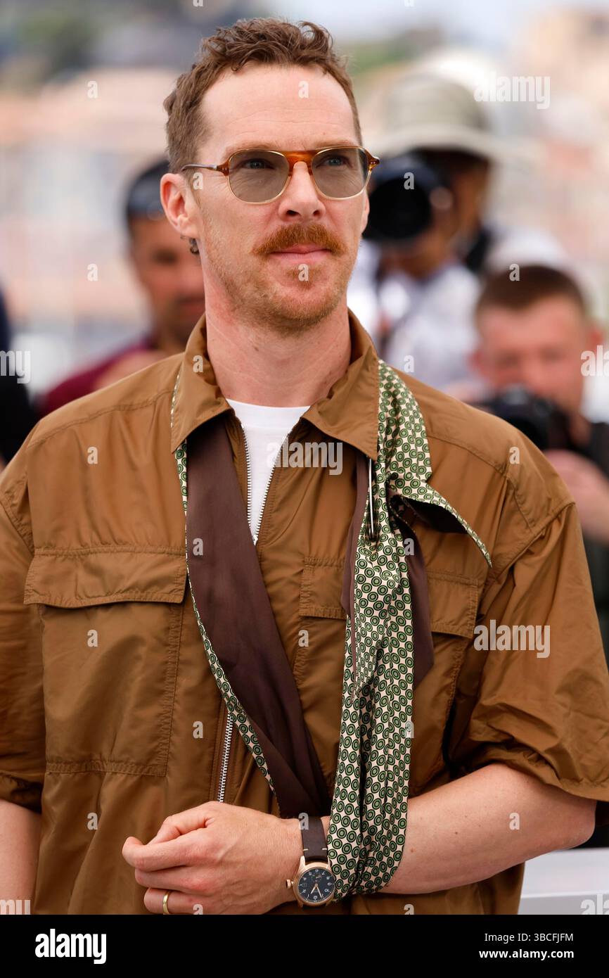 Cannes, Frankreich. 19th May, 2025. Benedict Cumberbatch poses at the ...
